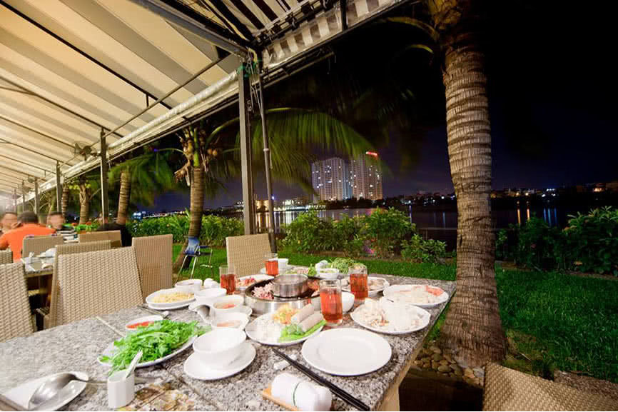 Buffet Tân Cảng – Buffet Lãng Man Ven Sài Gòn Giang